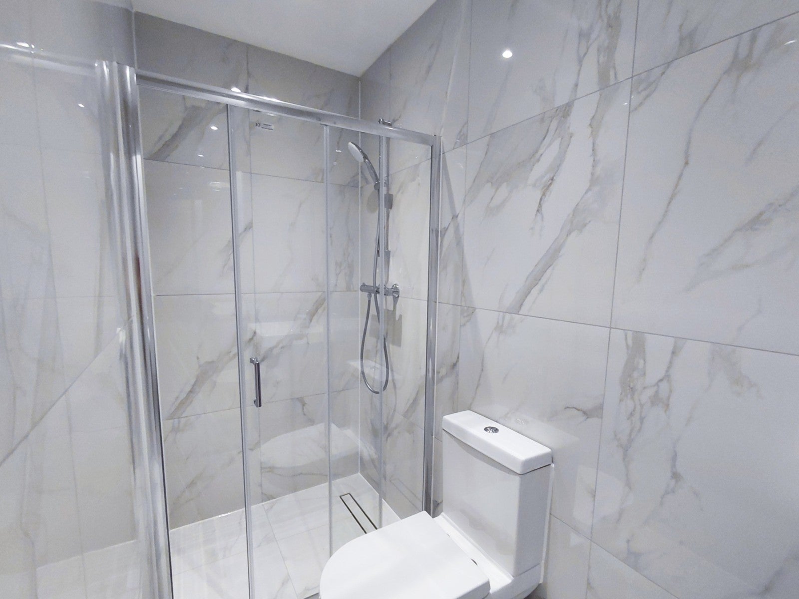 Flat to rent Lynton Road, Greater London | rentaroof