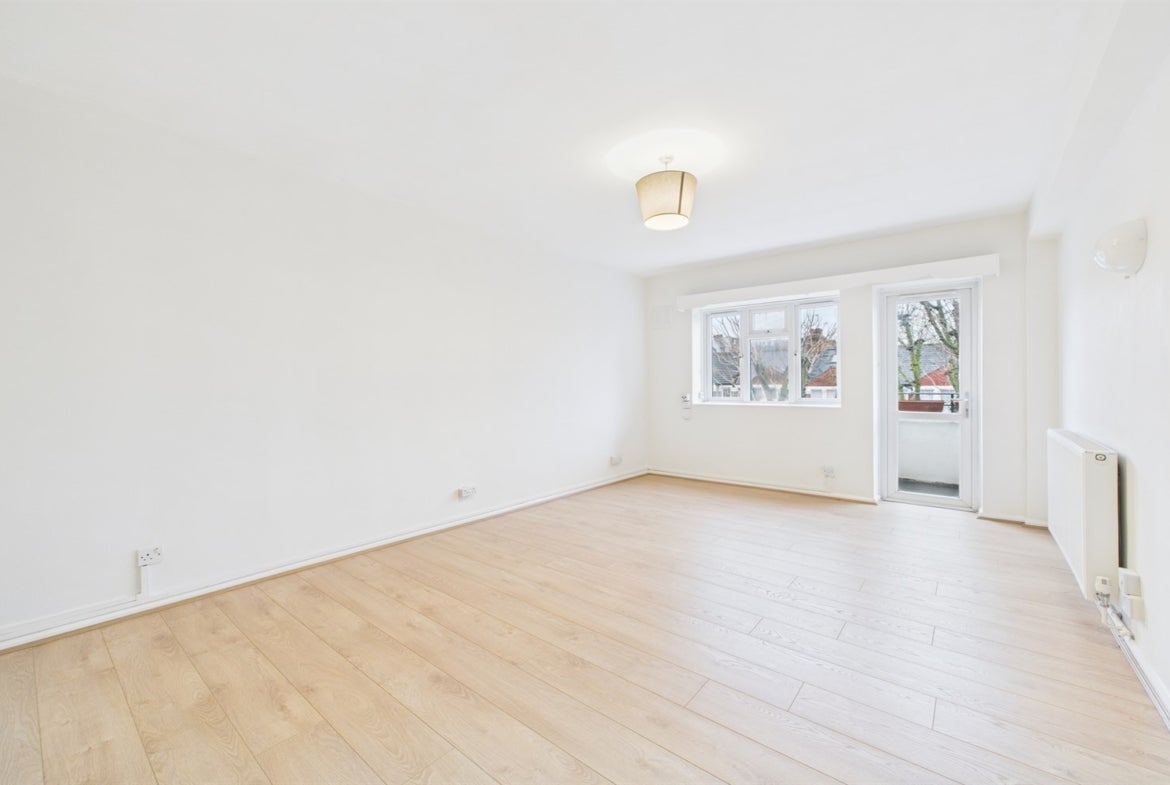 Flat to rent Caistor Road, Greater London | rentaroof