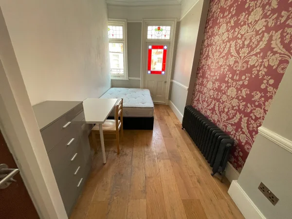 Flat to rent Wesley Avenue, Greater London | rentaroof