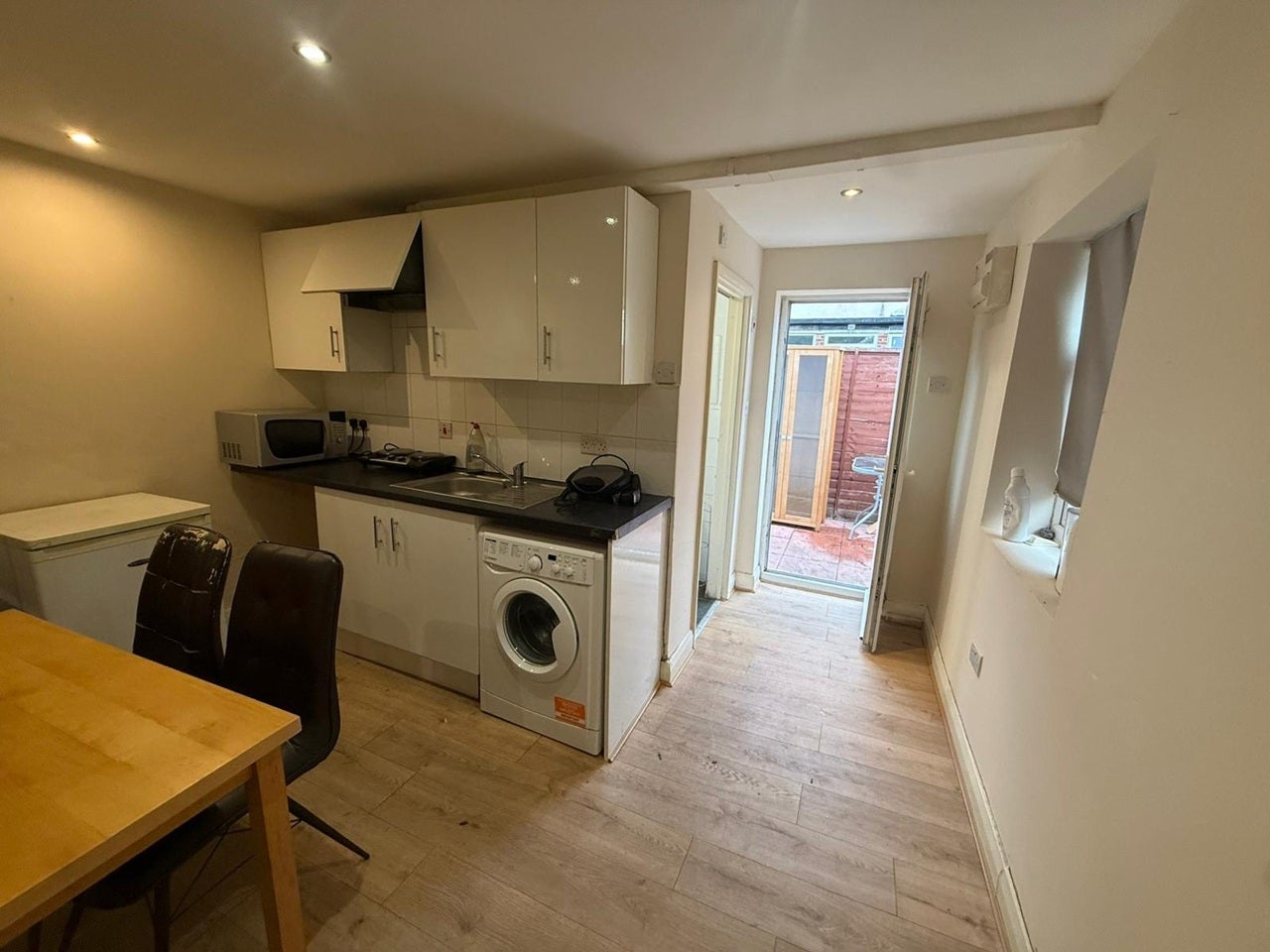 Flat to rent Ockley Road, Greater London | rentaroof