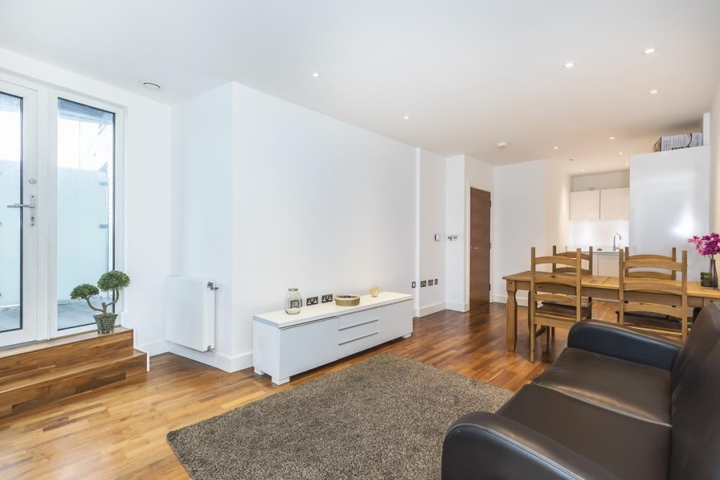 Flat to rent John Donne Way, London | rentaroof