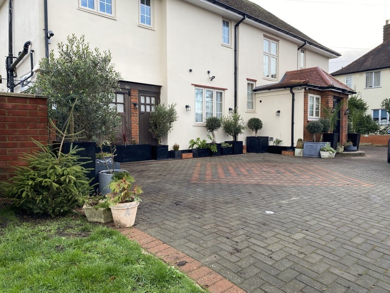 Flat to rent Cheney Street, Greater London | rentaroof