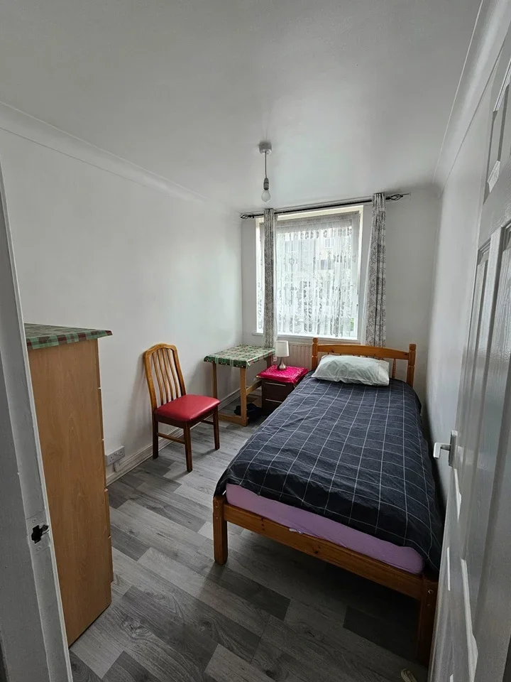 Flat to rent Hanbury Street, Greater London | rentaroof