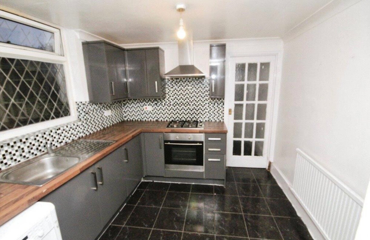 House to rent Dundee Road, Greater London | rentaroof