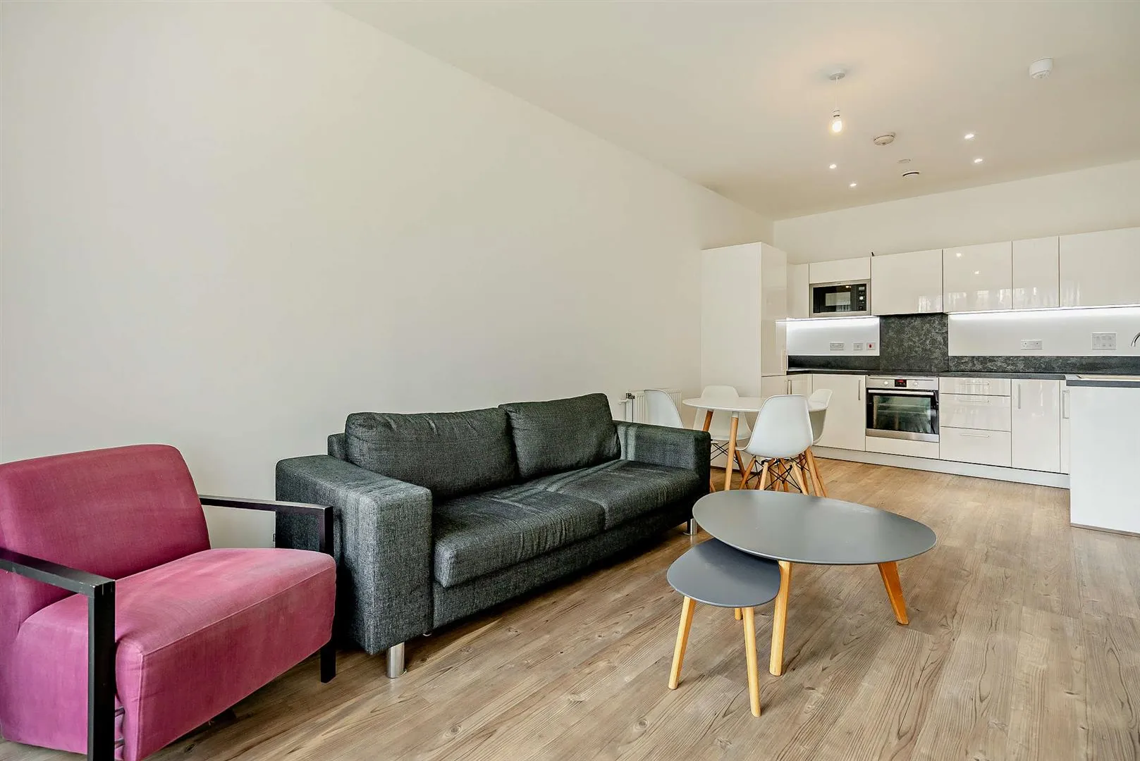 Flat to rent North Periphery, Greater London | rentaroof