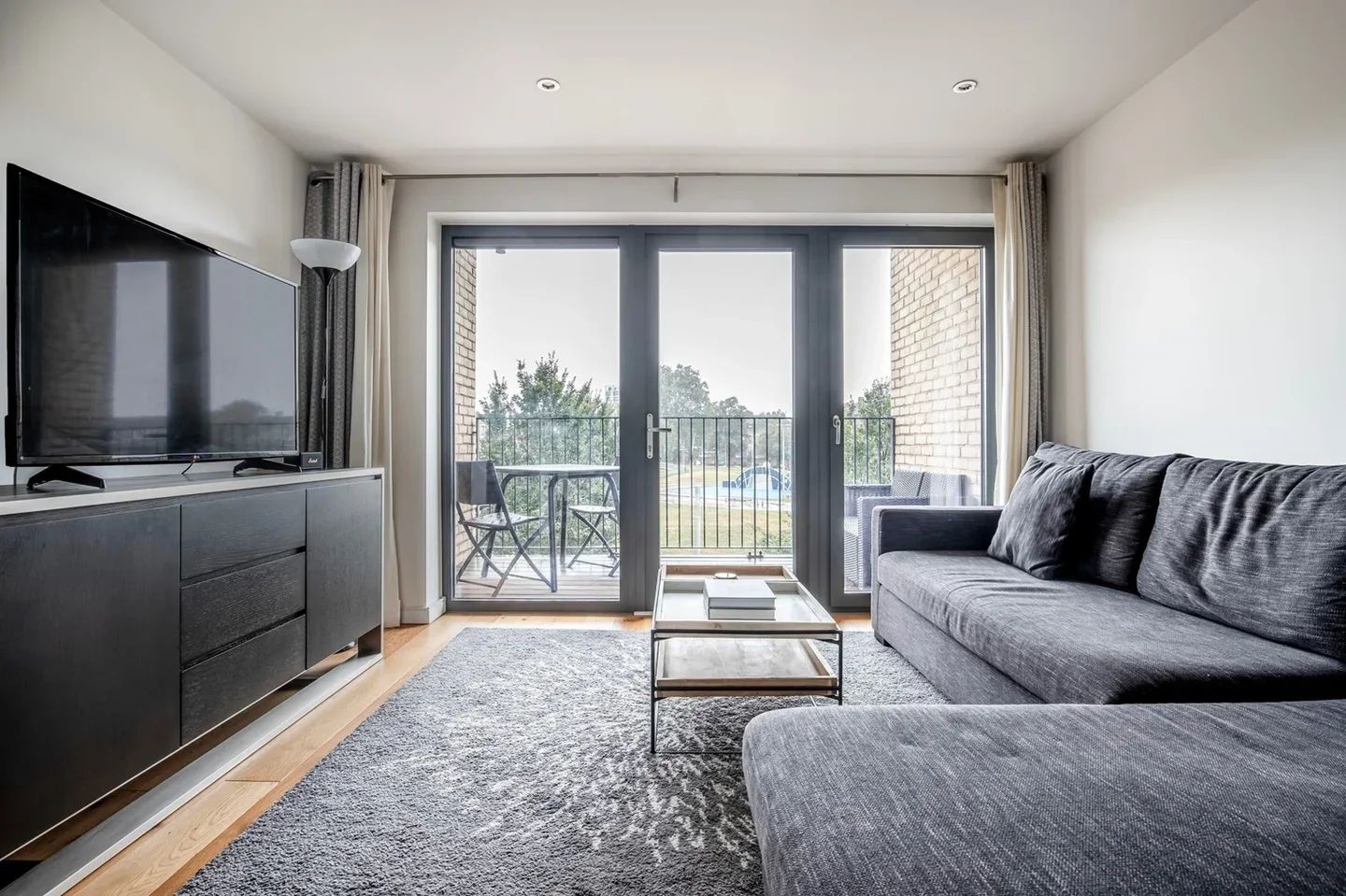 Flat to rent Eythorne Road, Greater London | rentaroof