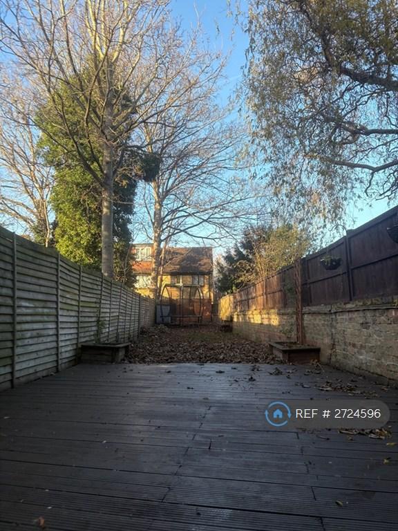 Flat to rent Church Road, Greater London | rentaroof