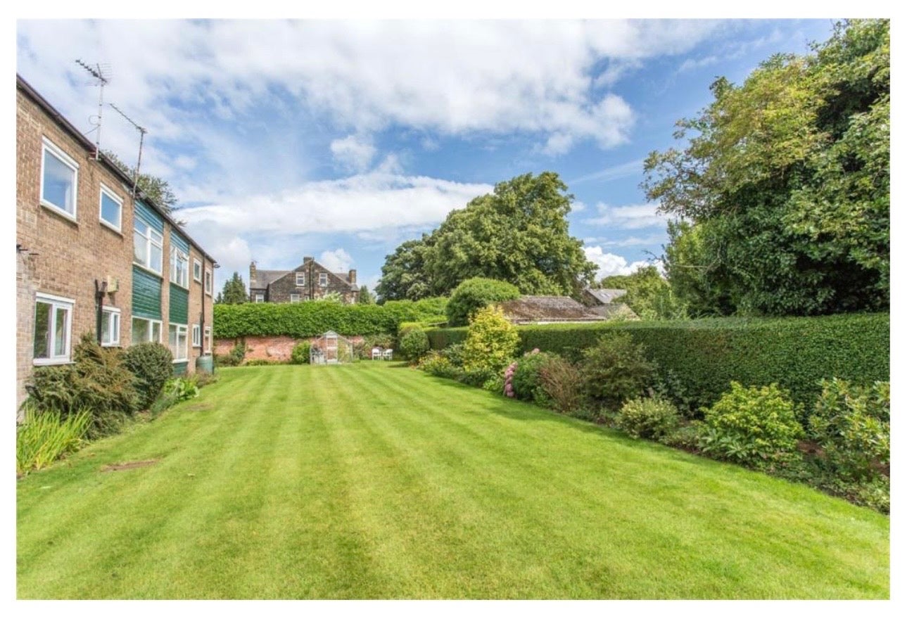 Flat to rent Greenview Court, Leeds | rentaroof