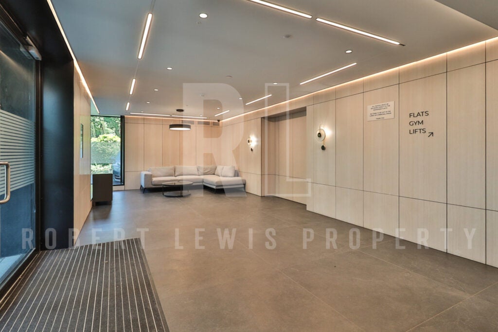 Flat to rent Avenue Road, Greater London | rentaroof