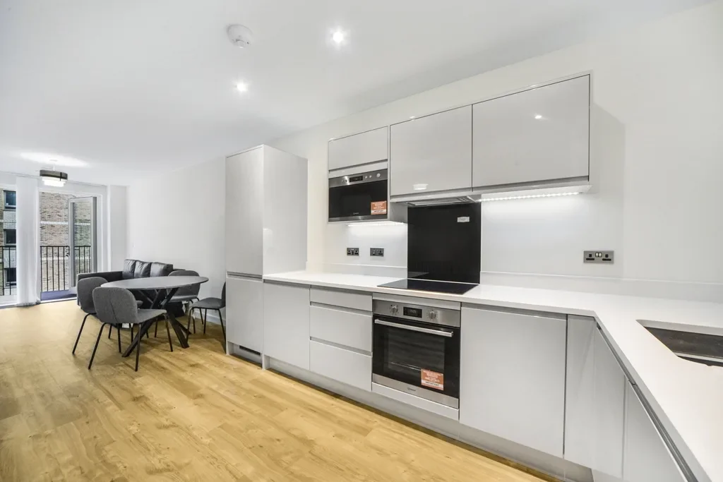 Flat to rent Factory Road, Greater London | rentaroof