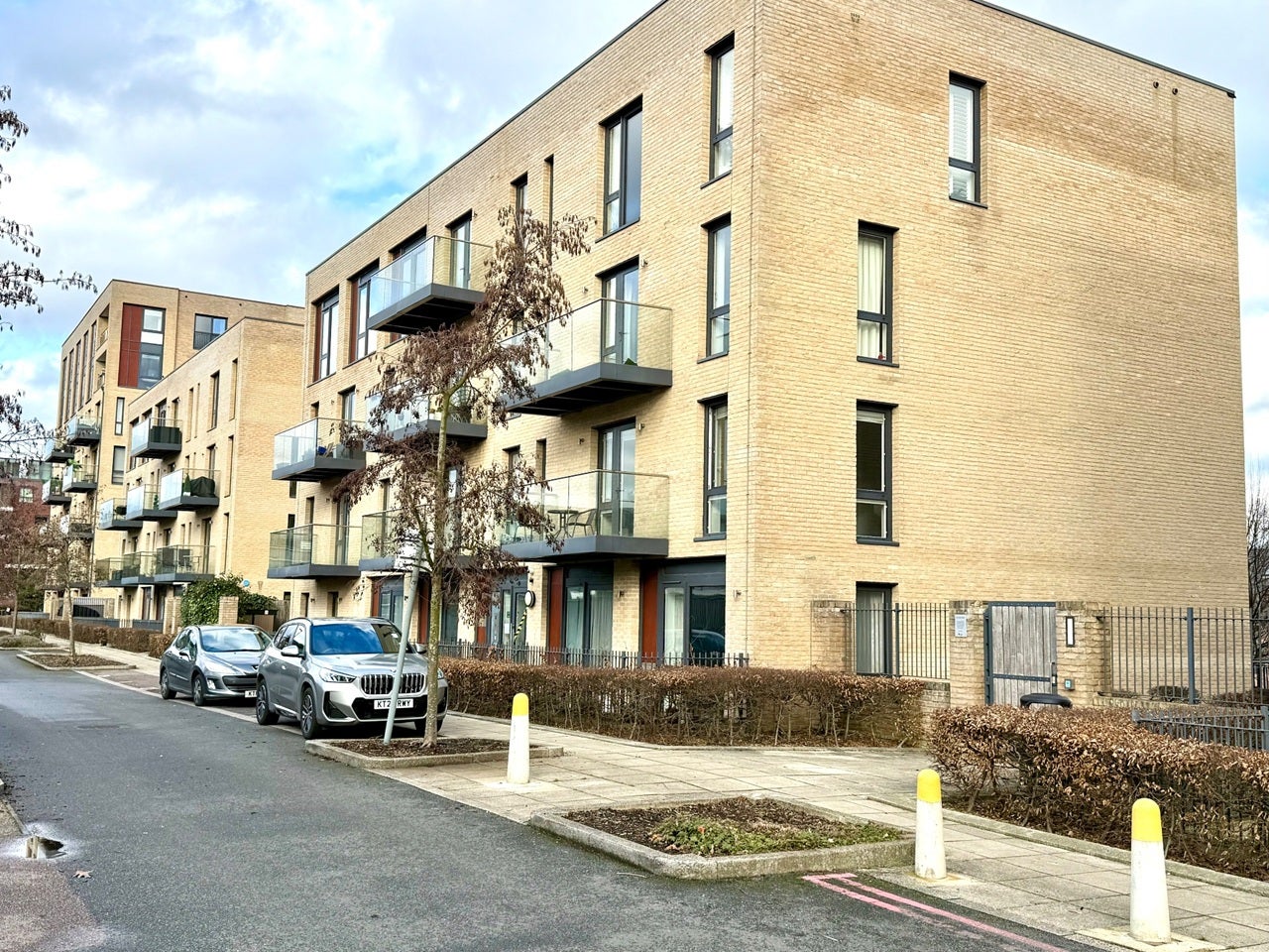 Flat to rent Hayling Way, Greater London | rentaroof