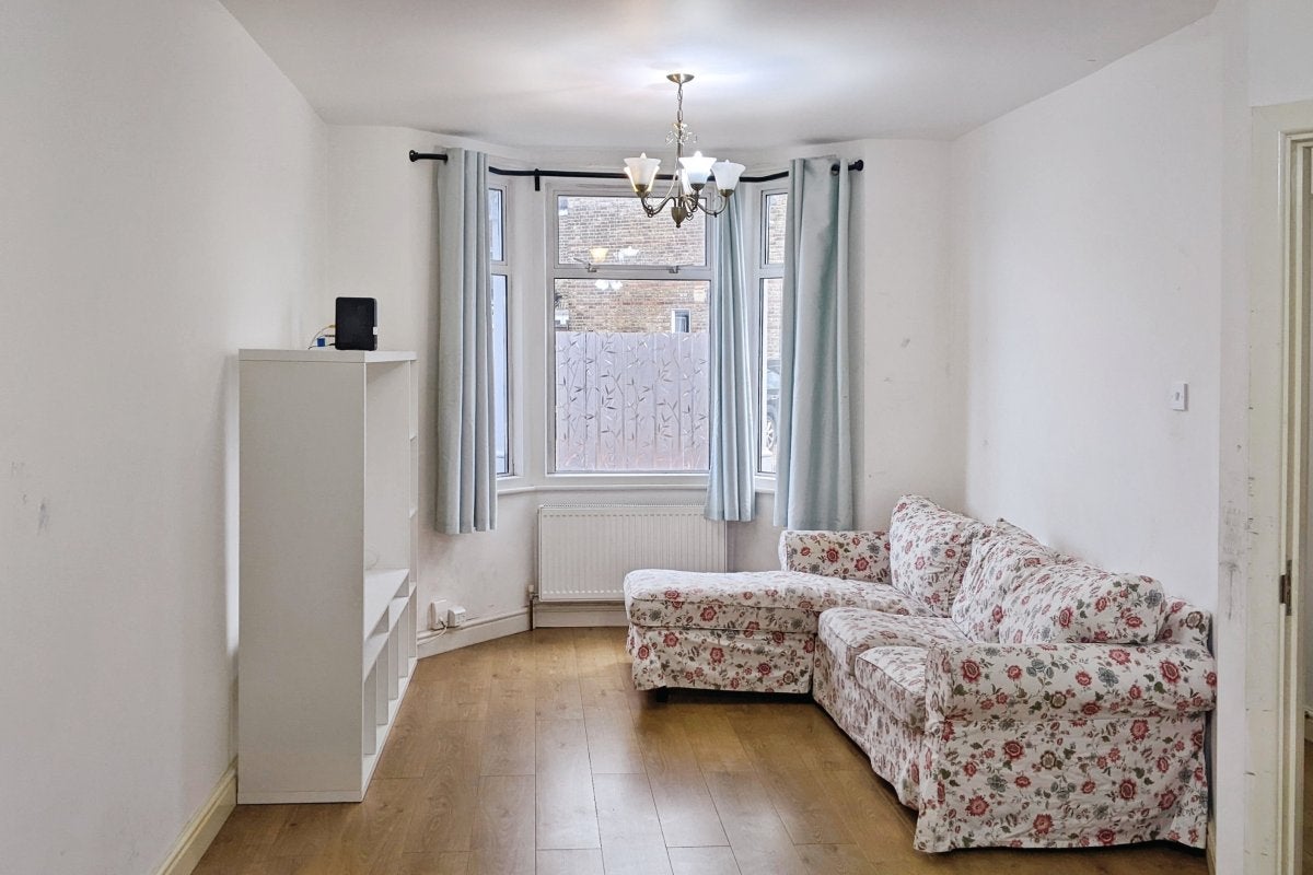 House to rent Sandy Lane North, Greater London | rentaroof