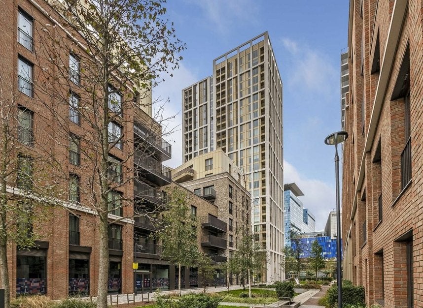 Flat to rent Cendal Crescent, Greater London | rentaroof