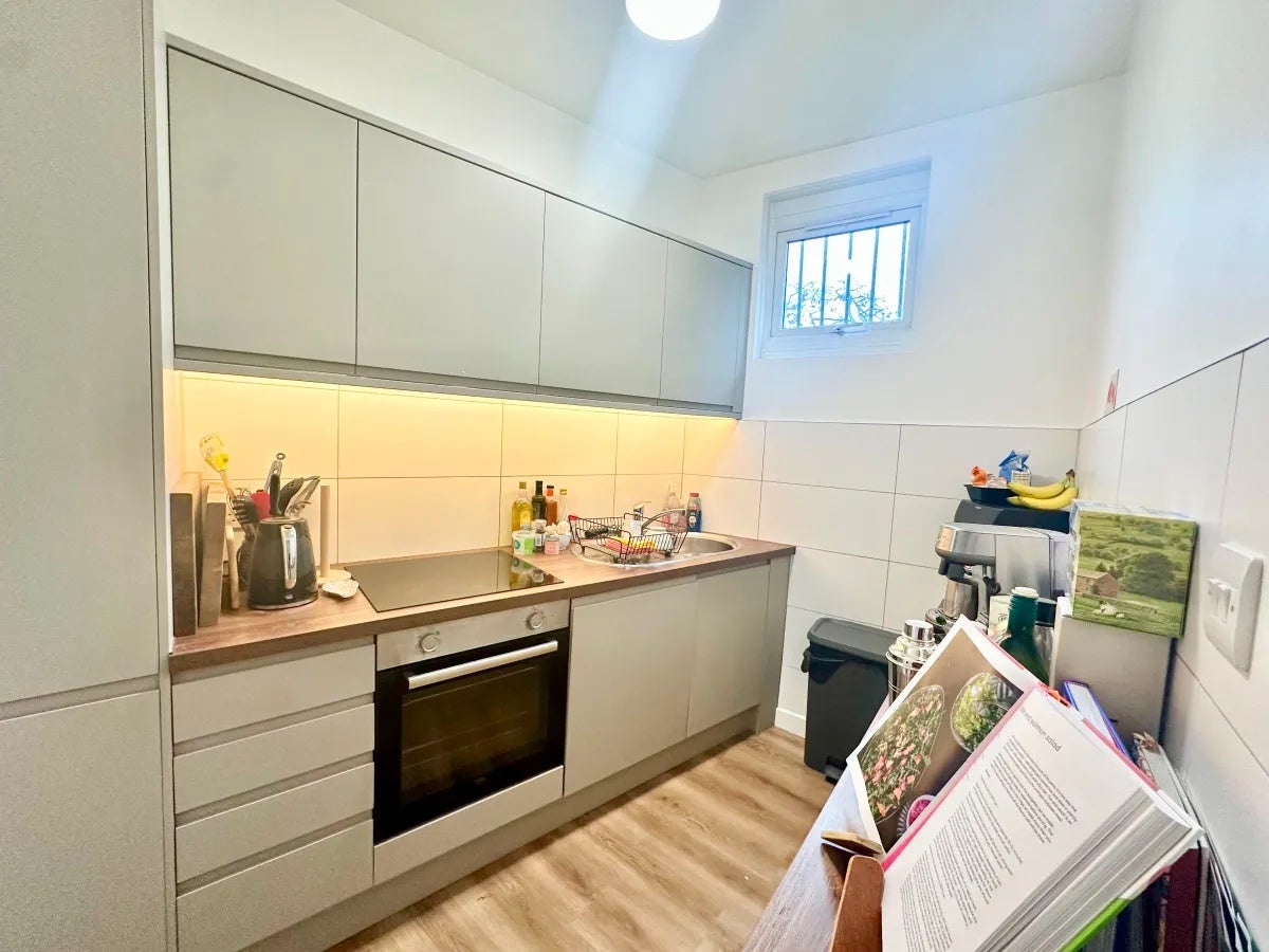 Flat to rent Haliday Walk, Greater London | rentaroof