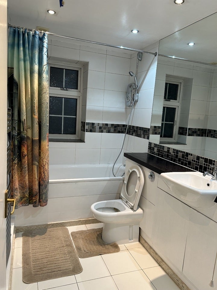 Flat to rent Leigham Close, Greater London | rentaroof