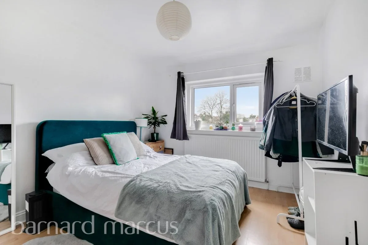 Flat to rent Pitcairn Road, Greater London | rentaroof