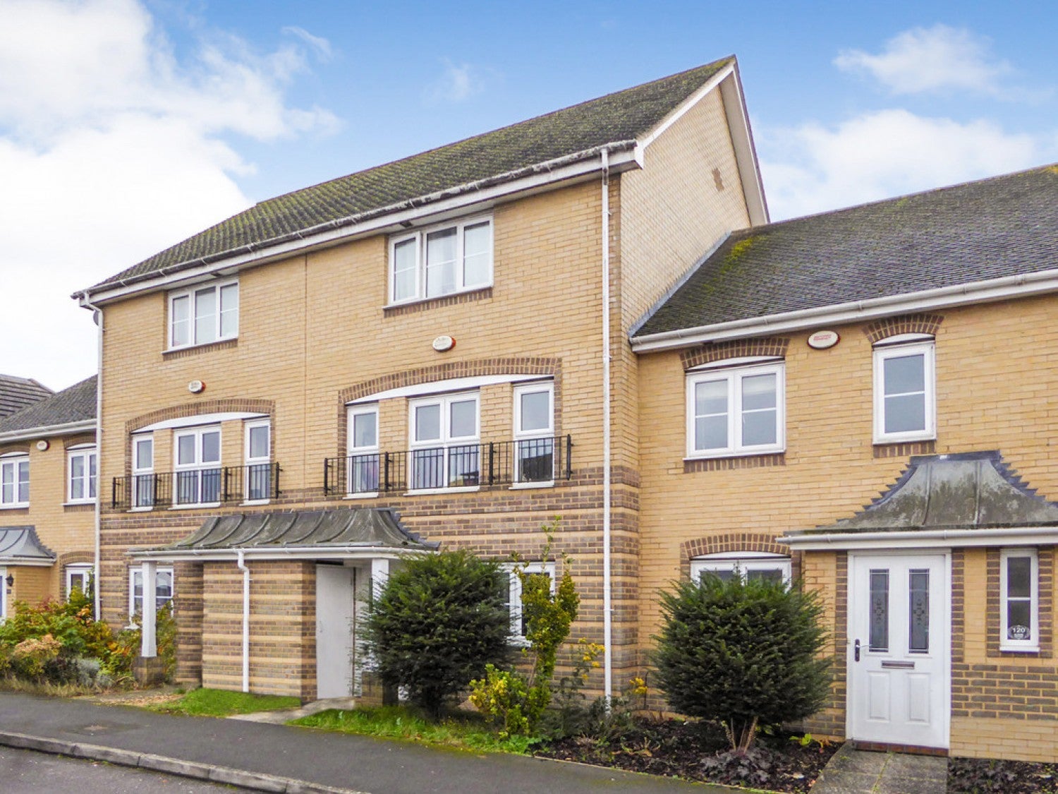 Flat to rent Wiltshire Crescent, Basingstoke and Deane | rentaroof