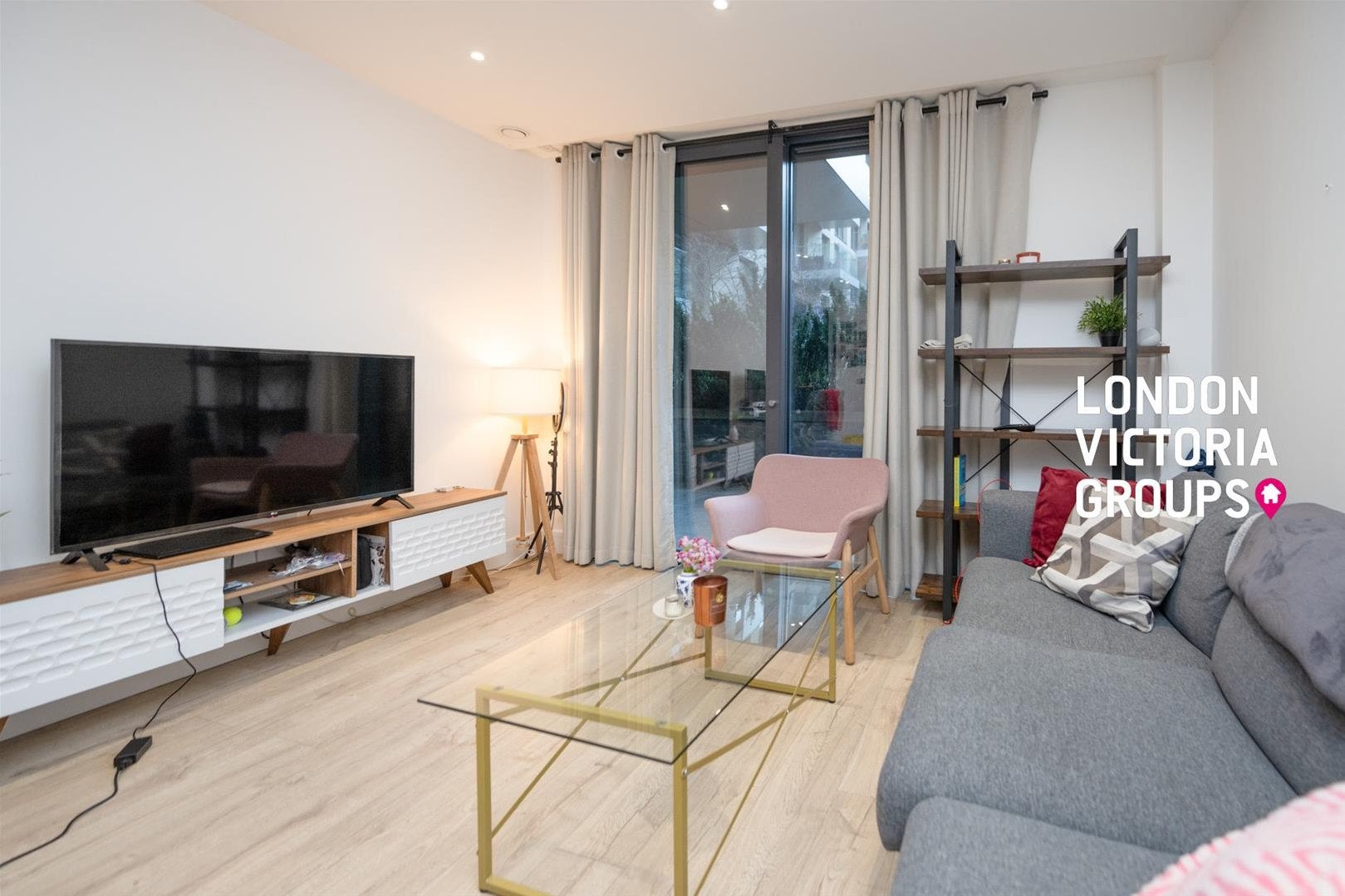 Flat to rent Piazza Walk, Greater London | rentaroof