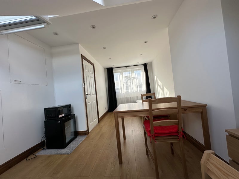 Flat to rent Ronelean Road, Greater London | rentaroof
