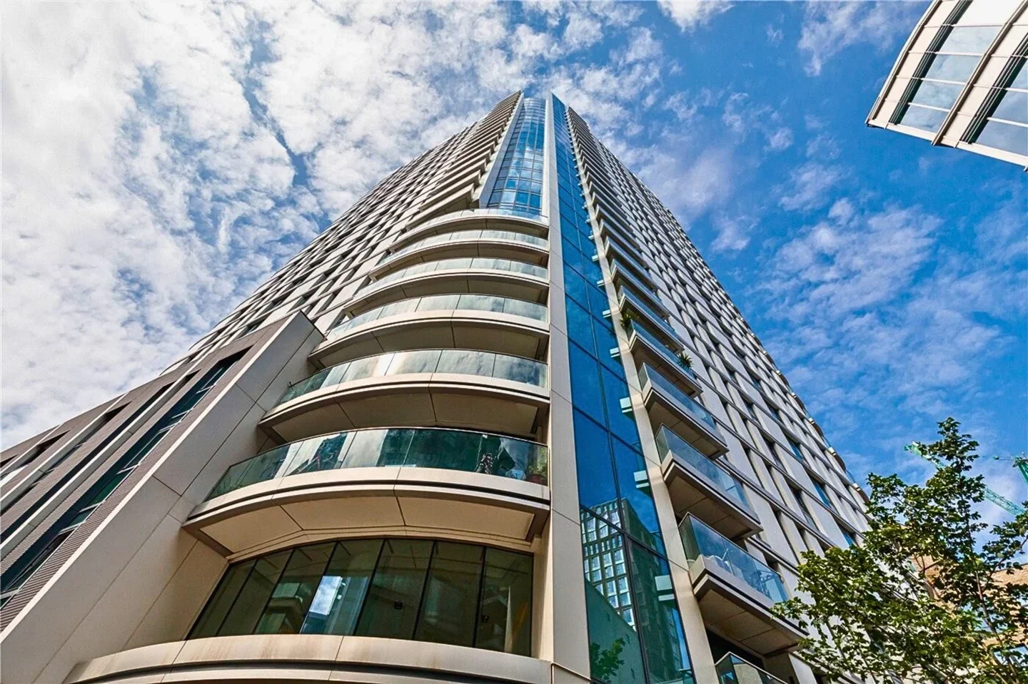 Flat to rent Alie Street, Greater London | rentaroof