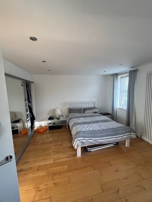 Flat to rent Rodenhurst Road, Greater London | rentaroof