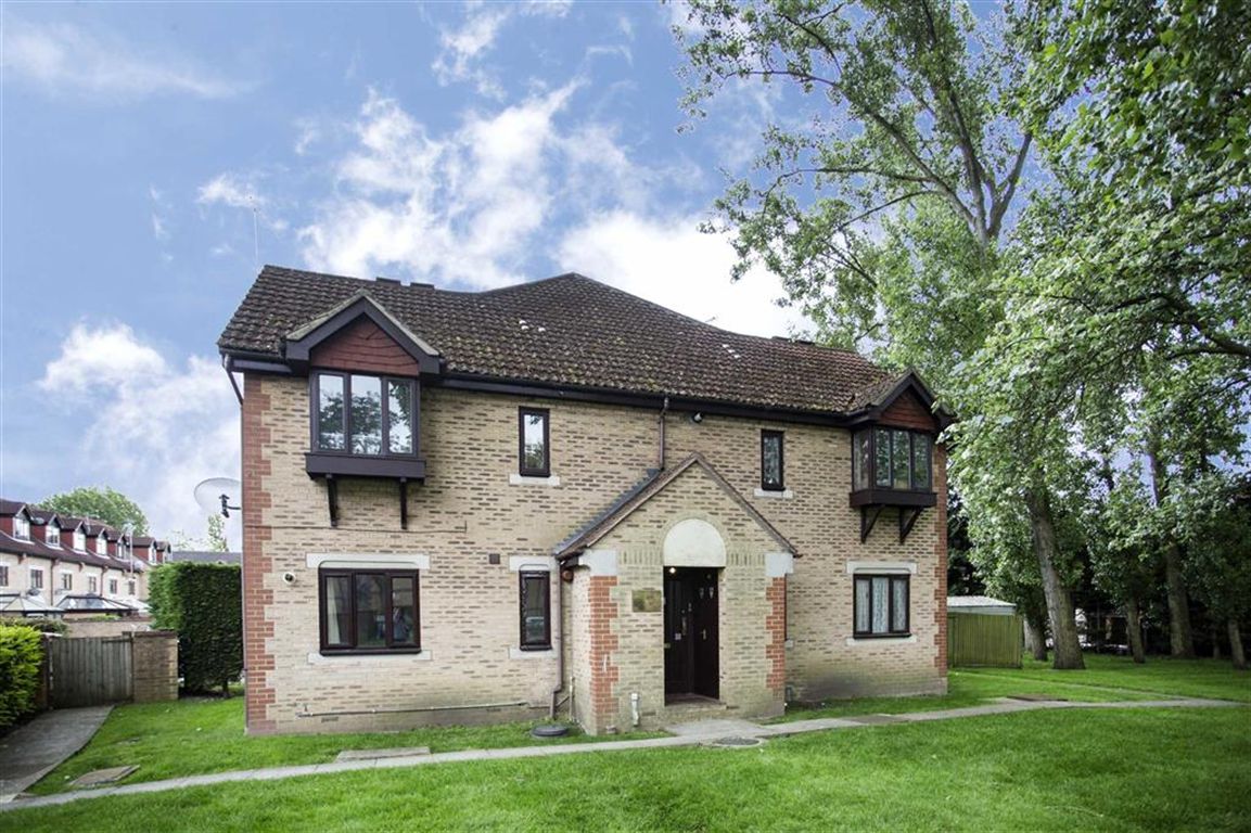 Flat to rent Swan Drive, Greater London | rentaroof