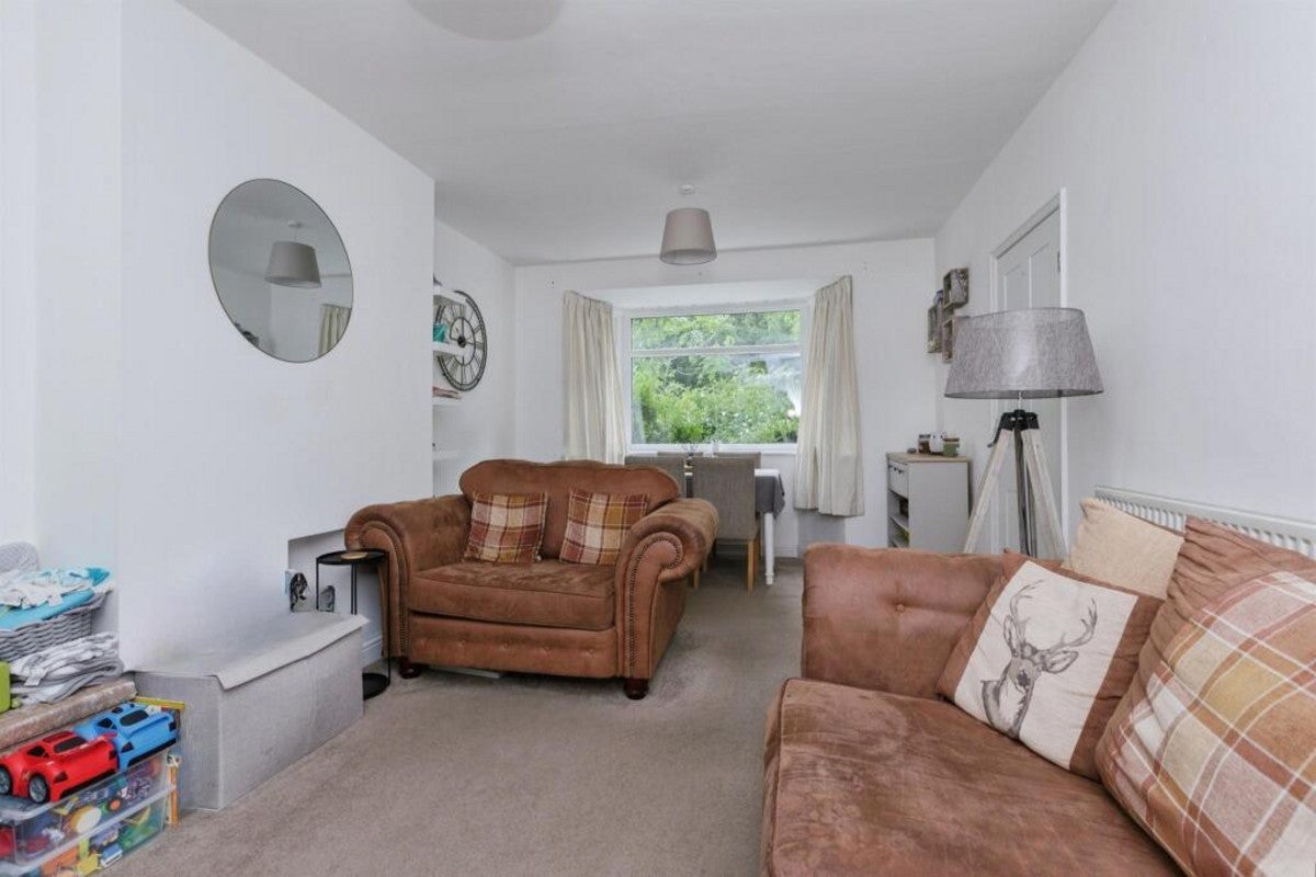 Flat to rent Crescent Road, Greater London | rentaroof