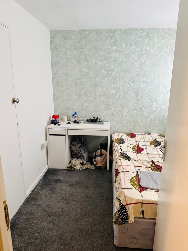 Flat to rent Tiptree Crescent, London | rentaroof