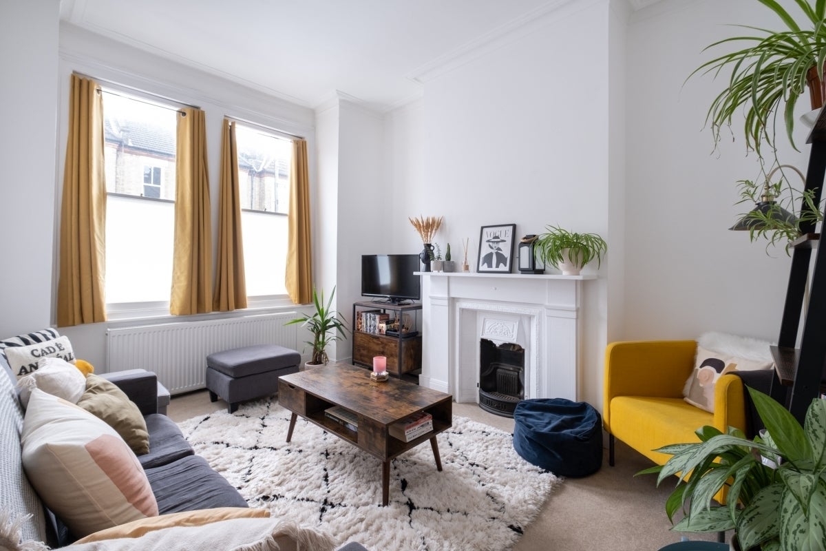 Flat to rent Renmuir Street, Greater London | rentaroof