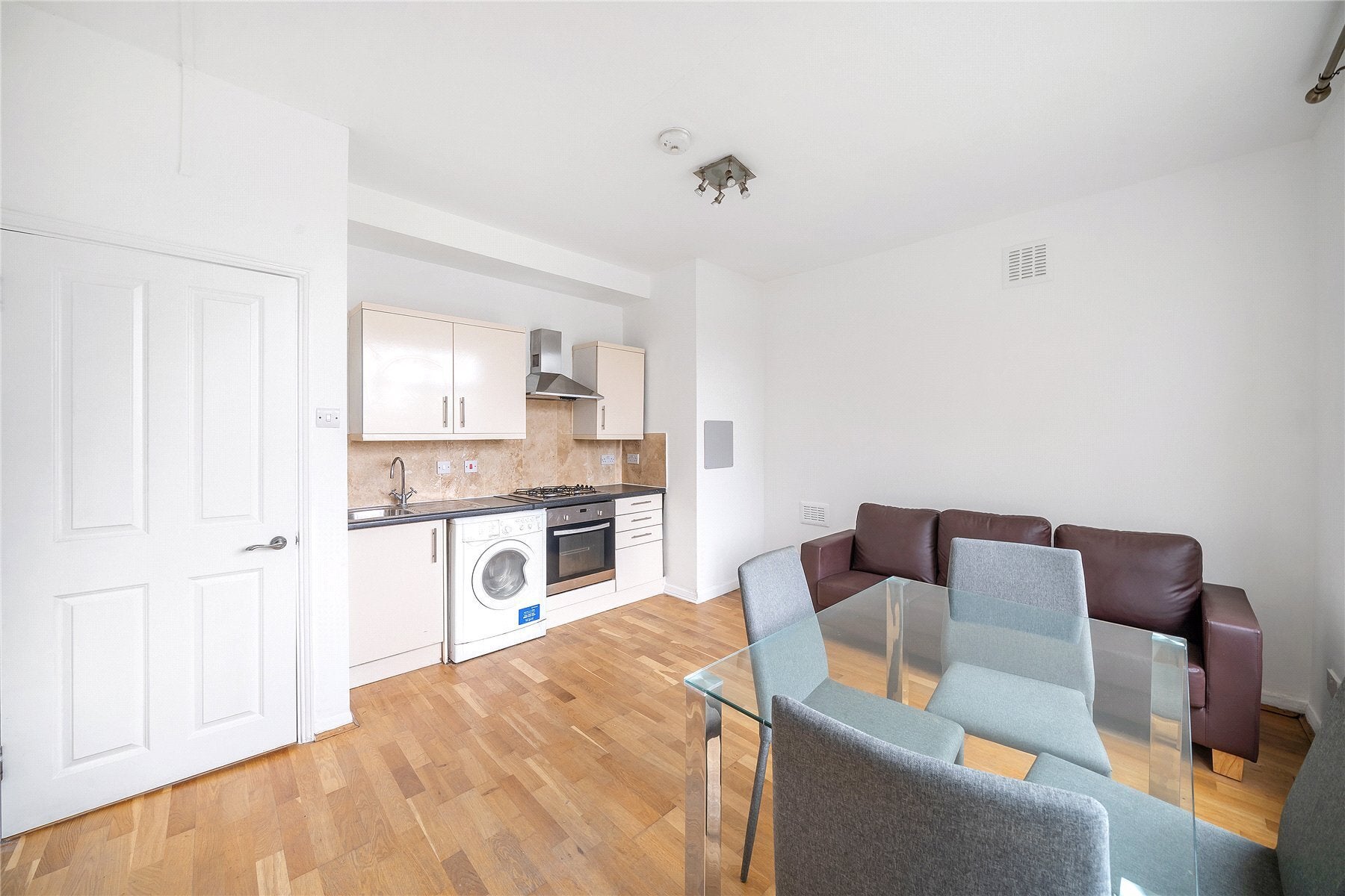 Flat to rent Aldrington Road, Greater London | rentaroof