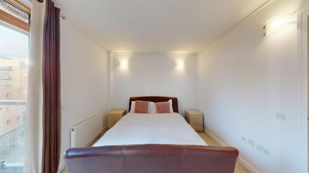 Flat to rent John Harrison Way, Greater London | rentaroof