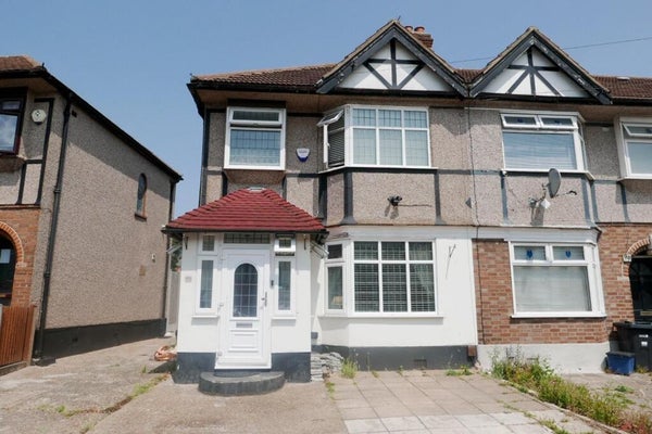 Flat to rent Gresham Drive, Greater London | rentaroof