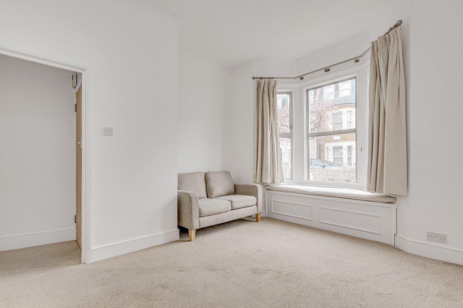 Flat to rent Marville Road, Greater London | rentaroof
