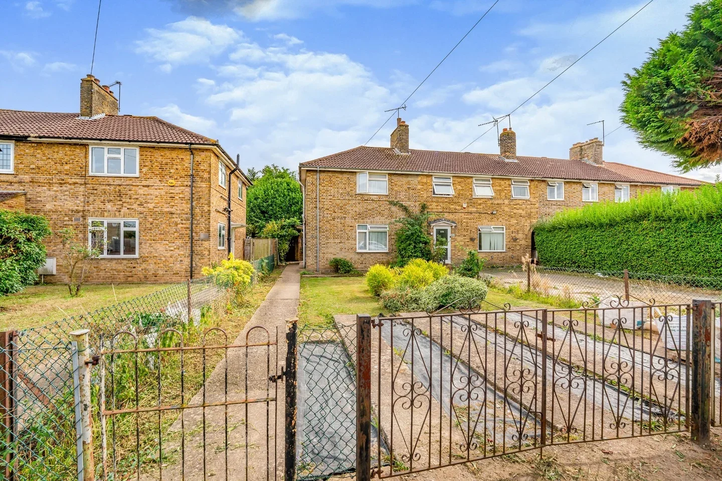 House to rent Castle Avenue, Greater London | rentaroof