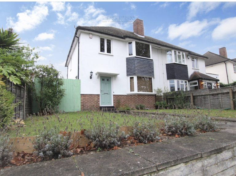 Flat to rent Station Road, Greater London | rentaroof