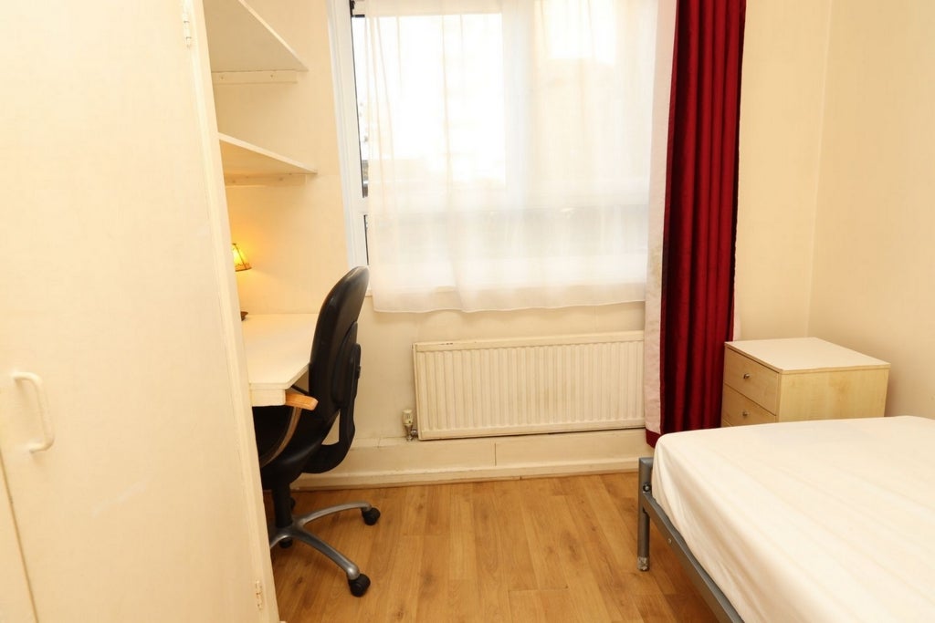 Flat to rent Globe Road, Greater London | rentaroof