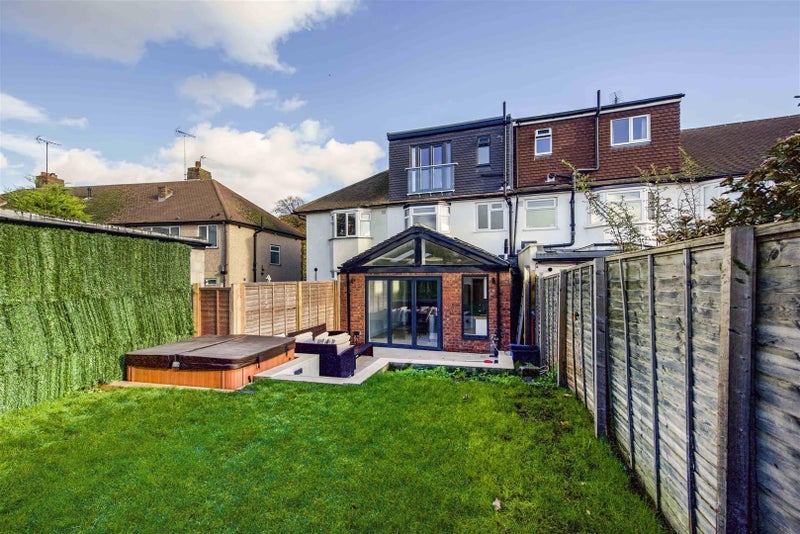 Flat to rent Whitton Dene, Greater London | rentaroof