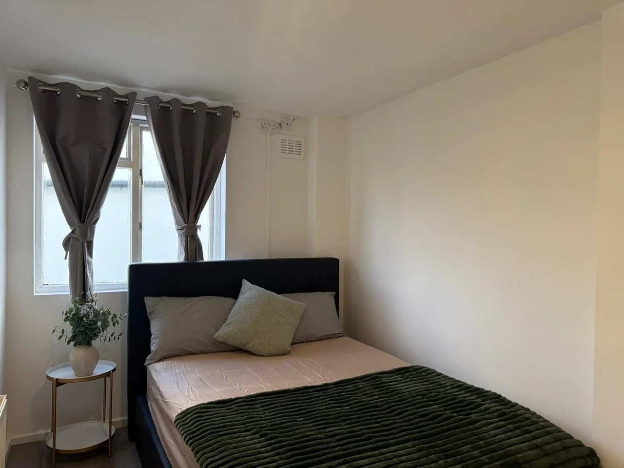 Flat to rent Poyntz Road, Greater London | rentaroof