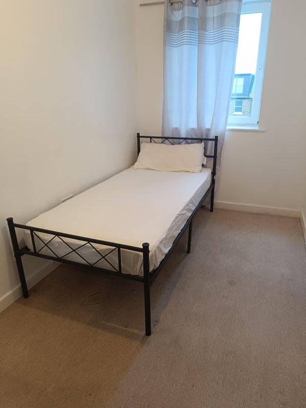 Room to rent London Road, Greater London | rentaroof