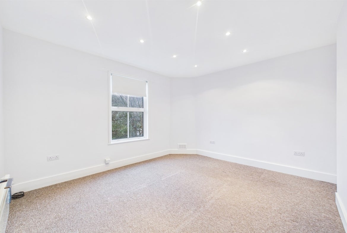 Flat to rent Coombe Avenue, Greater London | rentaroof