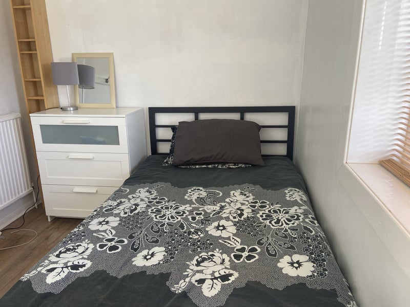 Flat to rent Combemartin Road, Greater London | rentaroof