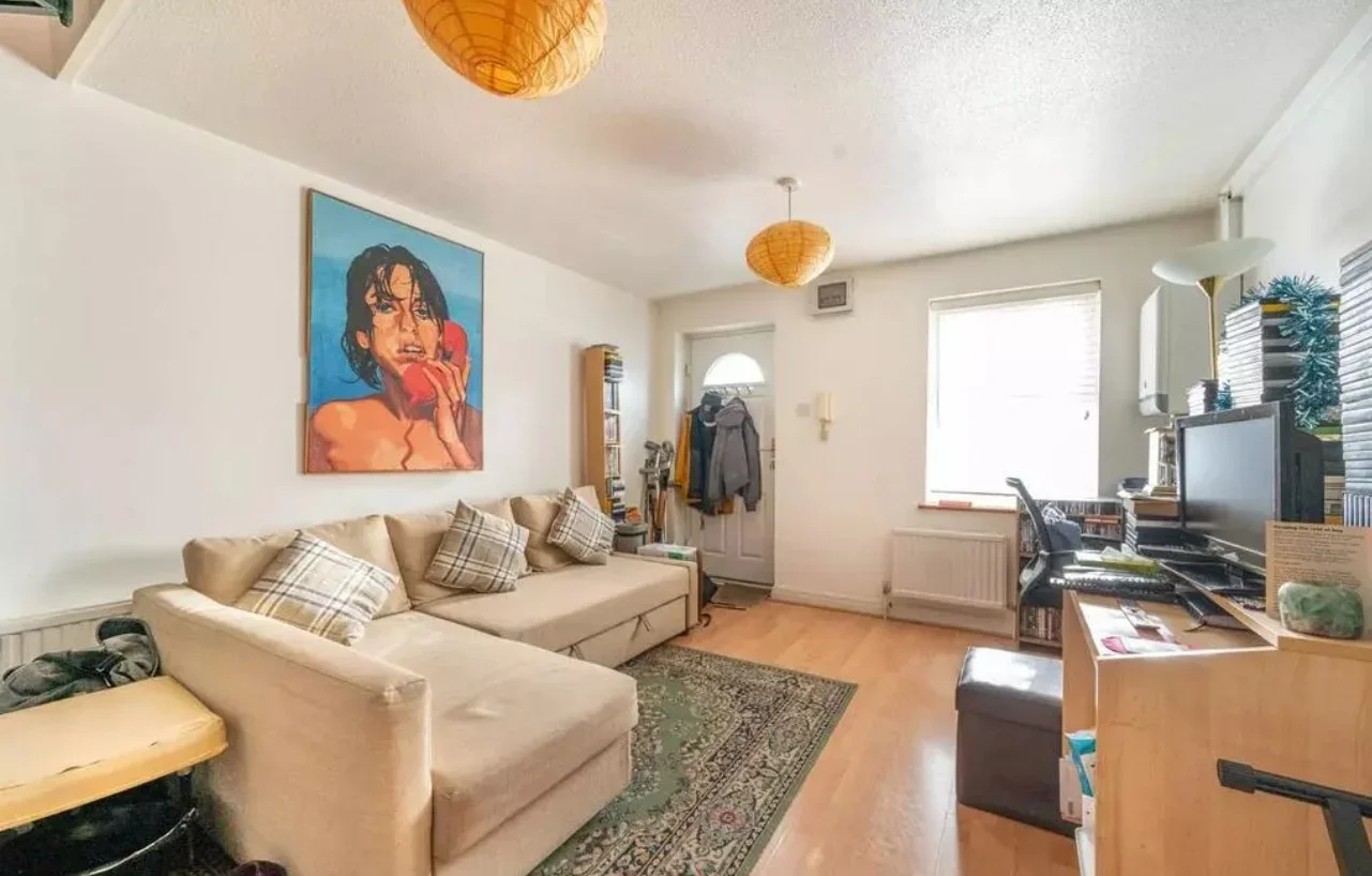 Flat to rent Fawn Road, Greater London | rentaroof