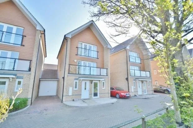Flat to rent Edgeworth Close, Slough | rentaroof