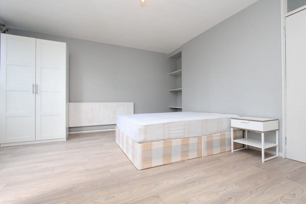 Flat to rent Globe Road, Greater London | rentaroof