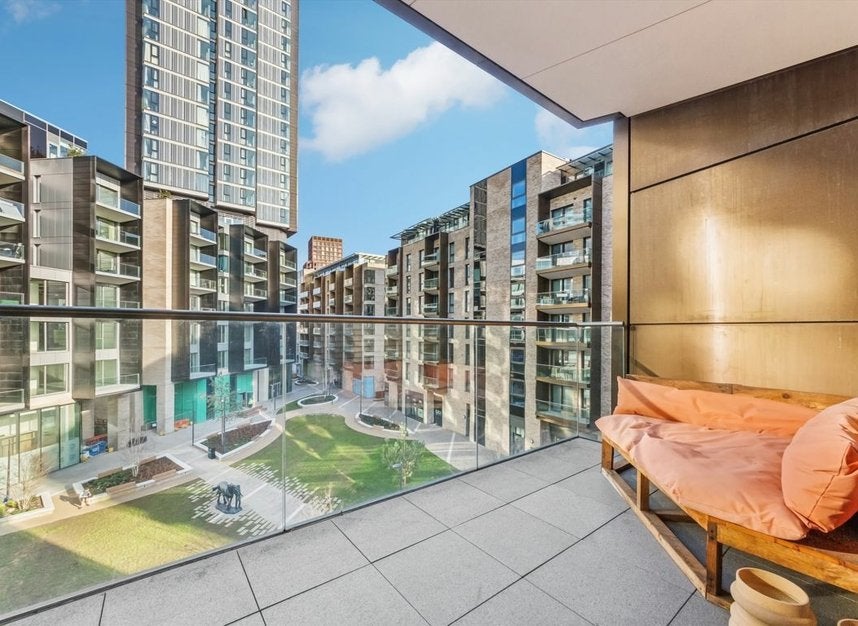 Flat to rent Macclesfield Road, Greater London | rentaroof