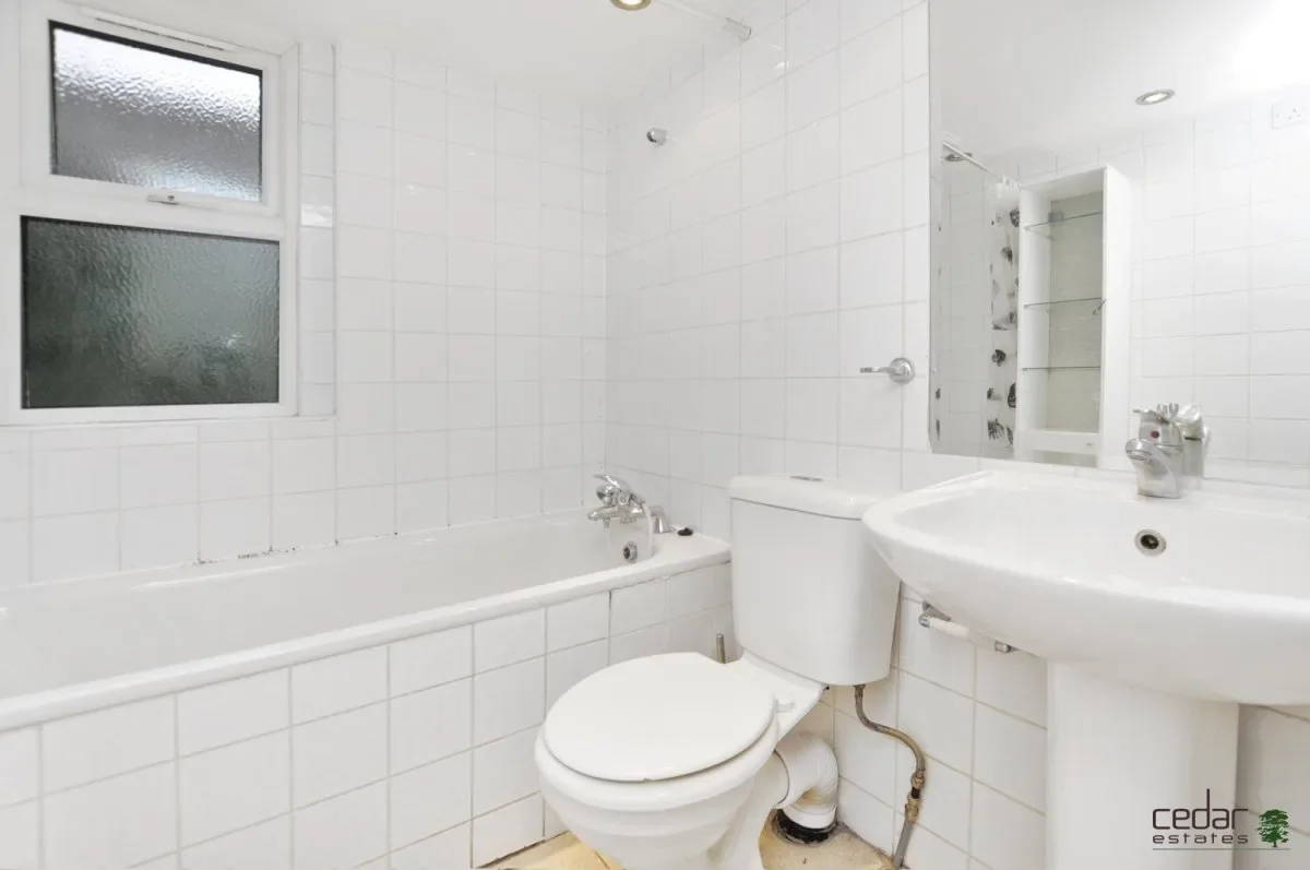 Flat to rent Cricklewood Broadway, Greater London | rentaroof