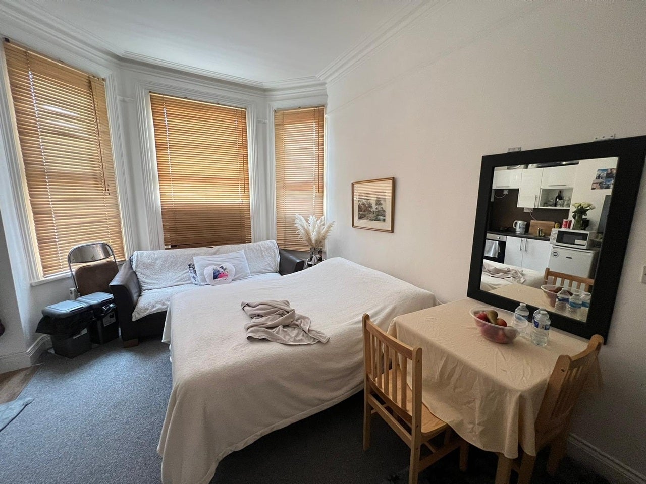 Flat to rent Station Road, Greater London | rentaroof