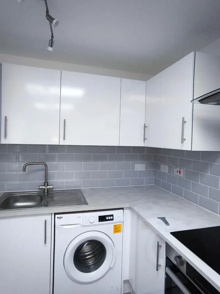 Flat to rent Foxley Lane, Greater London | rentaroof