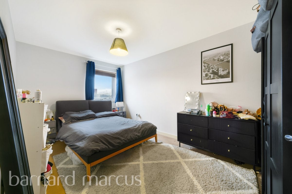 Flat to rent Hoyle Road, Greater London | rentaroof