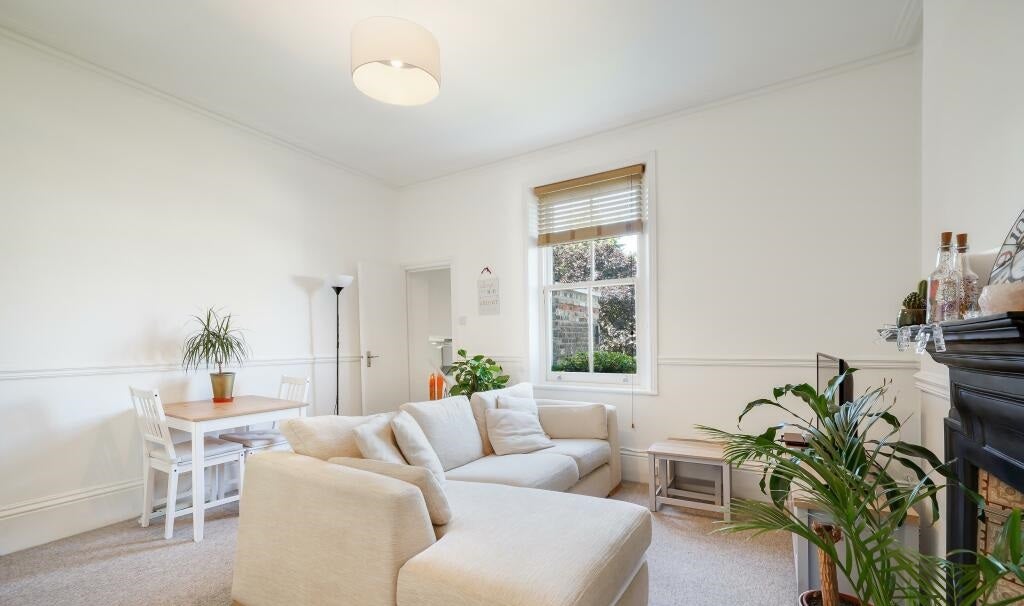 Flat to rent Thorney Hedge Road, Greater London | rentaroof